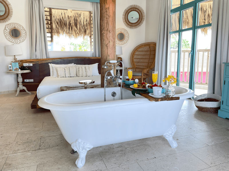 Boardwalk Hotel serves a Floating Brunch this Easter | Aruba.com