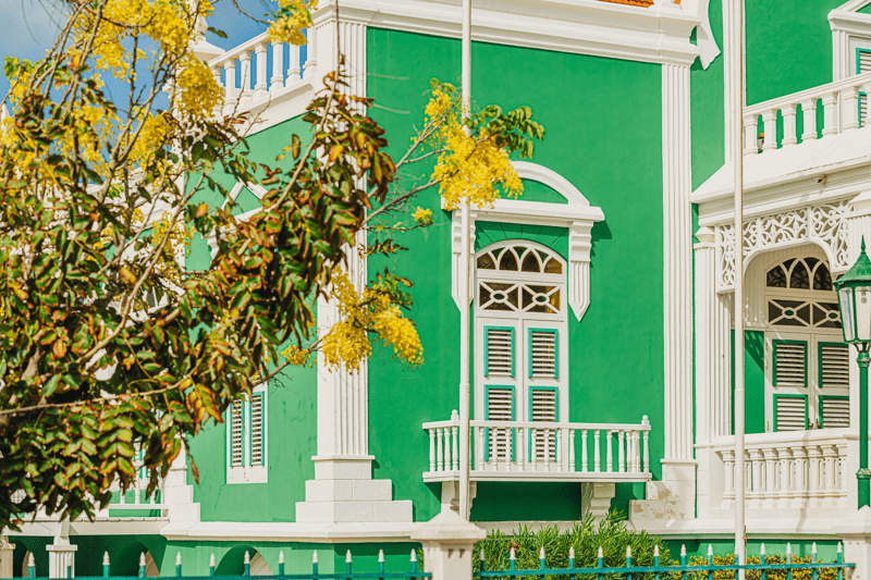 200 anos em Pedra: uma viagem pelos edifícios históricos de Oranjestad ...