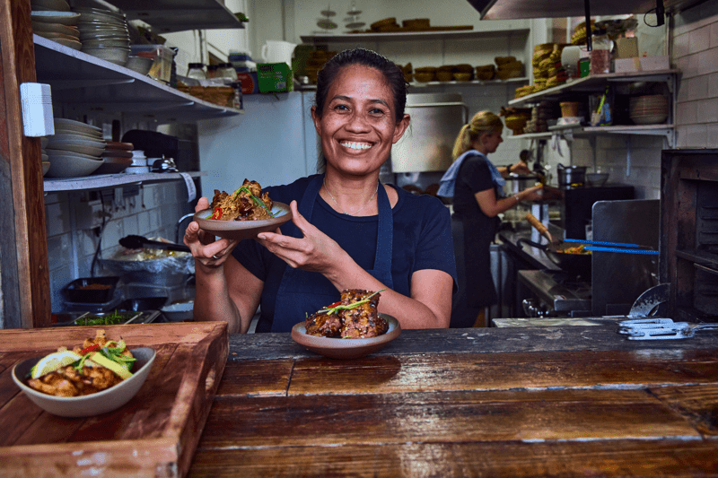 Nusa brings all the spices to the yard. | Aruba.com