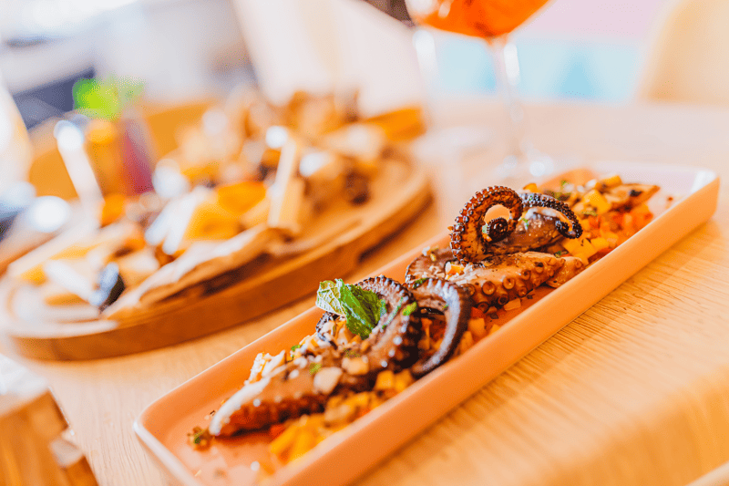 OMUNDO debuta con una entrada colorida en la escena gastronómica de Aruba